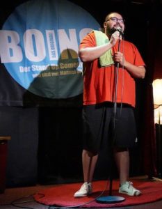 40. Comedian Bora: vom Flüchtlingsheimleiter zur Stand-up Comedy ...