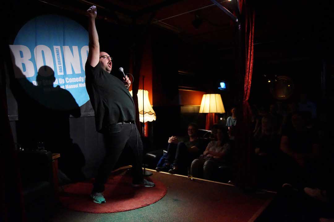 40. Comedian Bora: vom Flüchtlingsheimleiter zur Stand-up Comedy ...